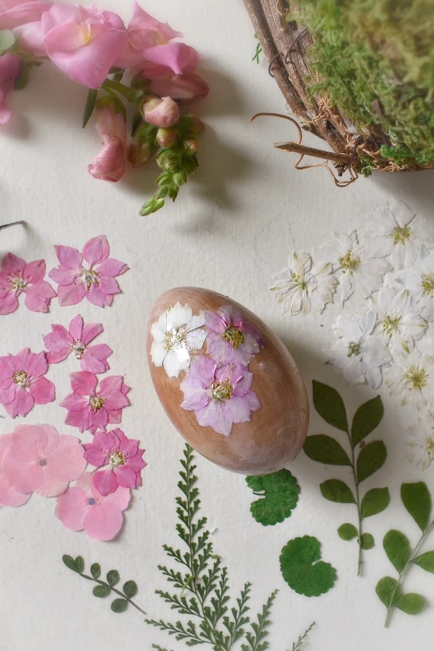 Decorate Easter Eggs with Dried Flowers ⋆ SomeTyme Place