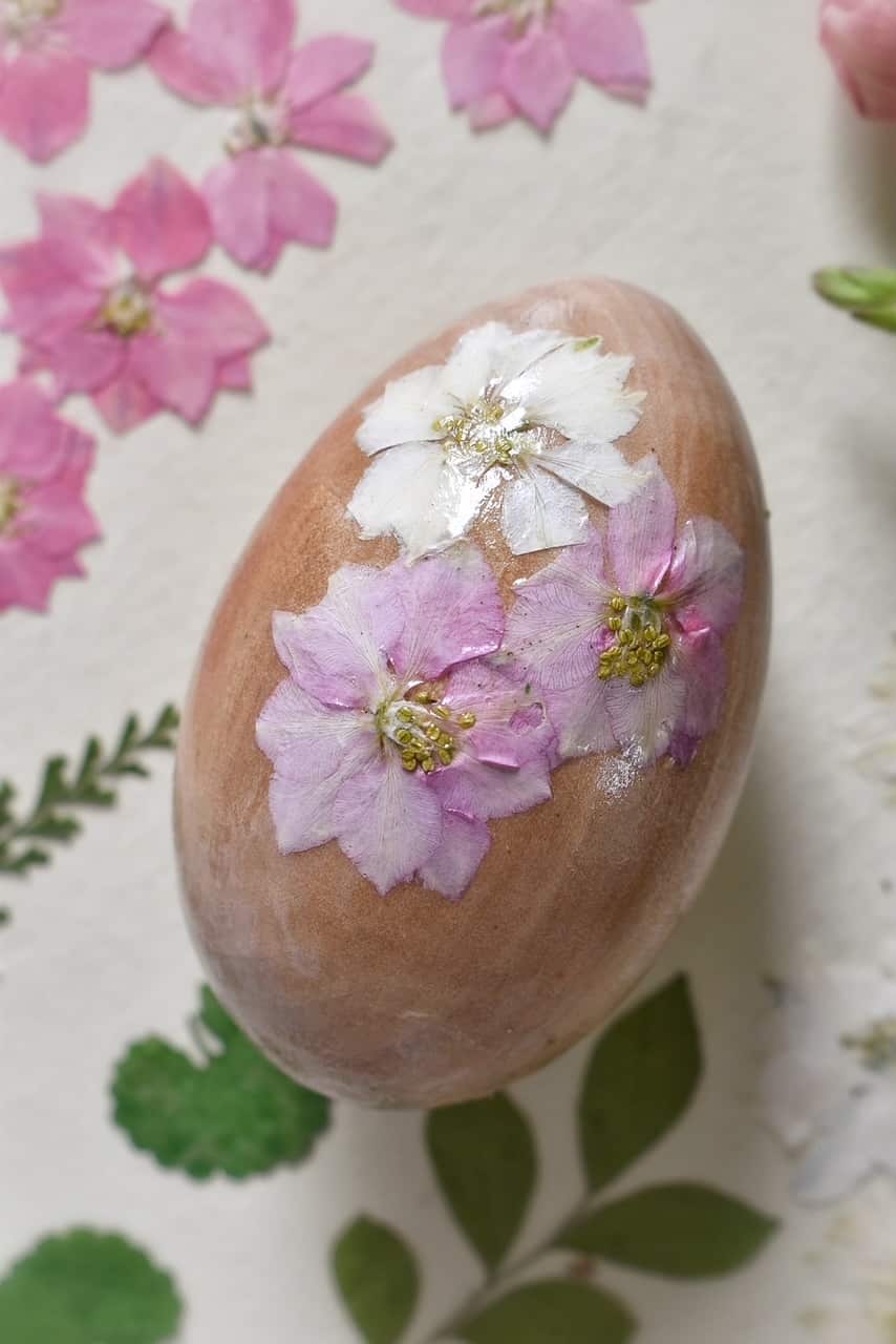 Decorate Easter Eggs with Dried Flowers ⋆ SomeTyme Place