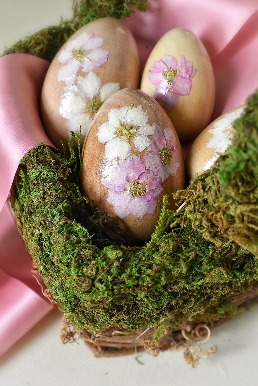 Decorate Easter Eggs with Dried Flowers ⋆ SomeTyme Place