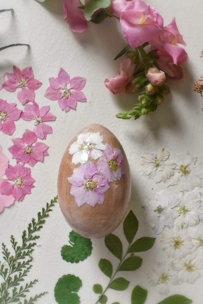 Decorate Easter Eggs with Dried Flowers ⋆ SomeTyme Place