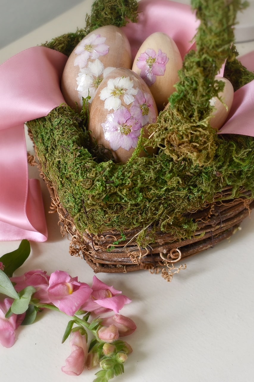 Decorate Easter Eggs with Dried Flowers ⋆ SomeTyme Place